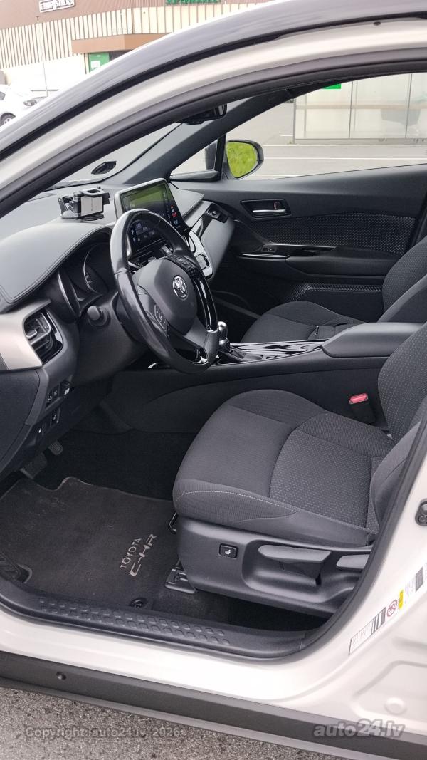 White Toyota C-HR 2018 in Tallinn, with an engine capacity of 1.20 L and mileage of 61 thousand km for 16490 €, photo 7 on AUTOMOTO.COM.LV