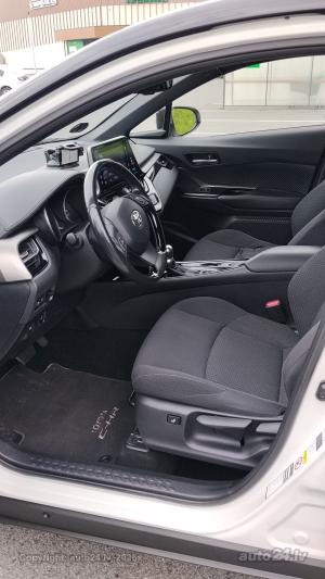 White Toyota C-HR 2018 in Tallinn, with an engine capacity of 1.20 L and mileage of 61 thousand km for 16490 €, photo 7 on AUTOMOTO.COM.LV