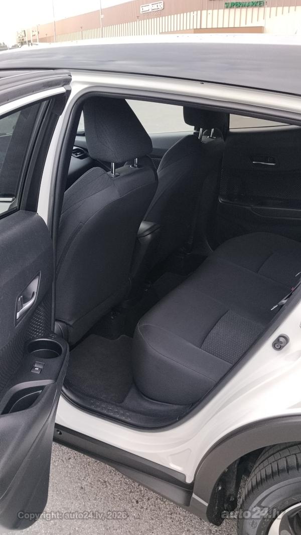 White Toyota C-HR 2018 in Tallinn, with an engine capacity of 1.20 L and mileage of 61 thousand km for 16490 €, photo 8 on AUTOMOTO.COM.LV