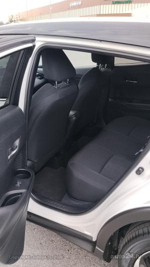 White Toyota C-HR 2018 in Tallinn, with an engine capacity of 1.20 L and mileage of 61 thousand km for 16490 €, photo 8 on AUTOMOTO.COM.LV