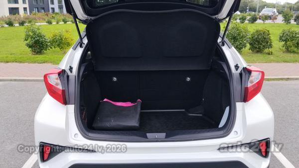 White Toyota C-HR 2018 in Tallinn, with an engine capacity of 1.20 L and mileage of 61 thousand km for 16490 €, photo 11 on AUTOMOTO.COM.LV