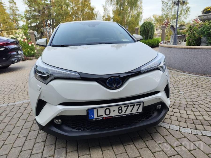 White Toyota C-HR 2018 in Riga, with an engine capacity of 1.80 L and mileage of 116 thousand km for 16000 €, photo 3 on AUTOMOTO.COM.LV