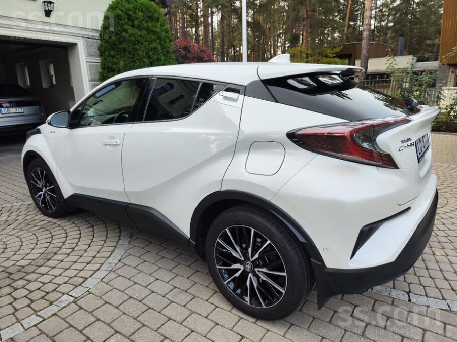 White Toyota C-HR 2018 in Riga, with an engine capacity of 1.80 L and mileage of 116 thousand km for 16000 €, photo 4 on AUTOMOTO.COM.LV
