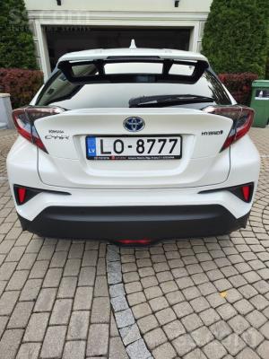 White Toyota C-HR 2018 in Riga, with an engine capacity of 1.80 L and mileage of 116 thousand km for 16000 €, photo 5 on AUTOMOTO.COM.LV