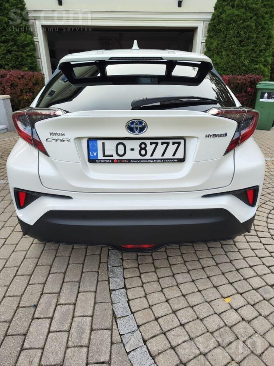 White Toyota C-HR 2018 in Riga, with an engine capacity of 1.80 L and mileage of 116 thousand km for 16000 €, photo 5 on AUTOMOTO.COM.LV