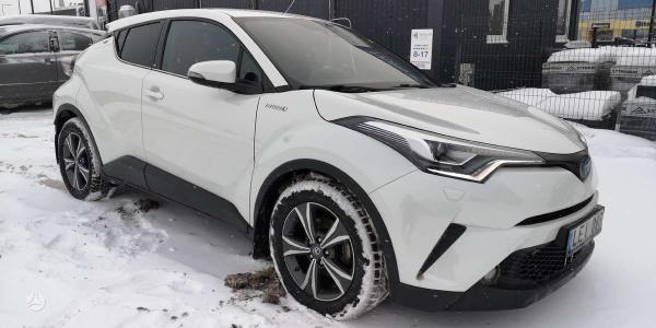 Balts Toyota C-HR 2019 Klaipėda, ar dzinēja tilpumu 1.80 L un nobraukumu 105 tūkst. km par 19500 €, foto 1 vietnē AUTOMOTO.COM.LV