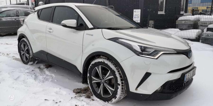 White Toyota C-HR 2019 in Klaipeda, with an engine capacity of 1.80 L and mileage of 105 thousand km for 19500 €, photo 1 on AUTOMOTO.COM.LV