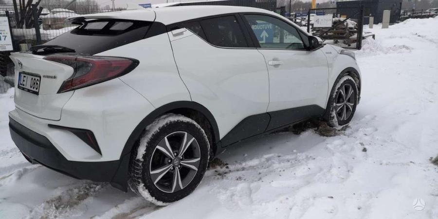White Toyota C-HR 2019 in Klaipeda, with an engine capacity of 1.80 L and mileage of 105 thousand km for 19500 €, photo 3 on AUTOMOTO.COM.LV
