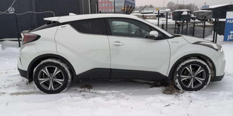 White Toyota C-HR 2019 in Klaipeda, with an engine capacity of 1.80 L and mileage of 105 thousand km for 19500 €, photo 5 on AUTOMOTO.COM.LV