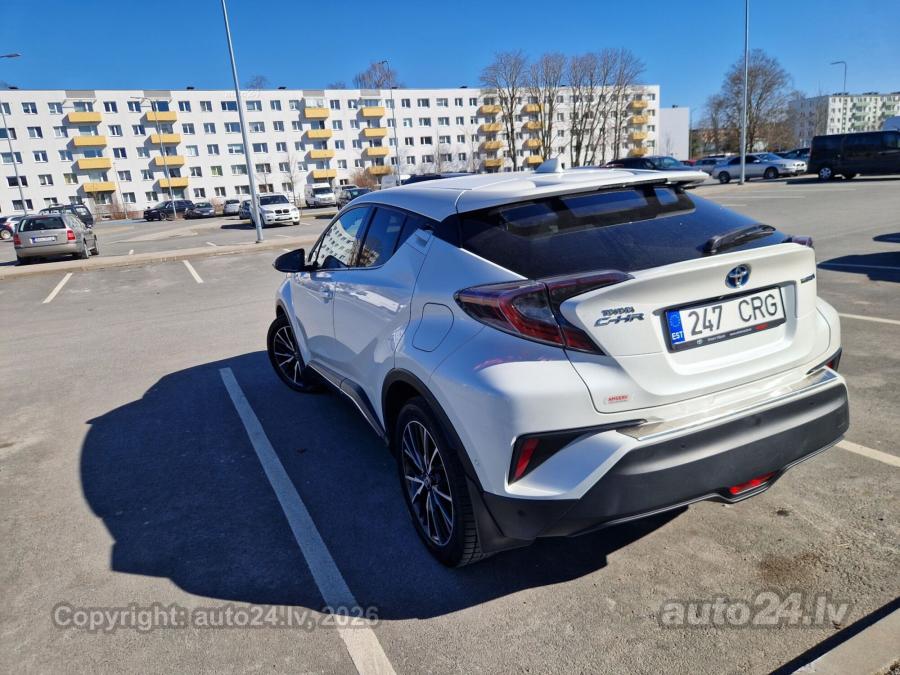 White Toyota C-HR 2019 in Tallinn, with an engine capacity of 1.80 L and mileage of 138 thousand km for 15500 €, photo 4 on AUTOMOTO.COM.LV