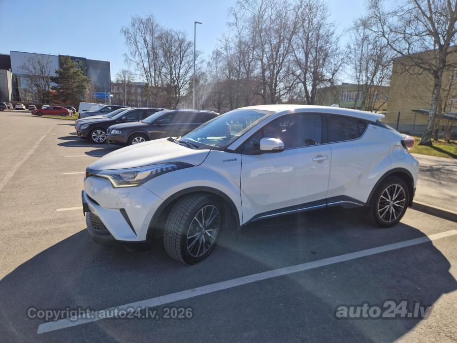 White Toyota C-HR 2019 in Tallinn, with an engine capacity of 1.80 L and mileage of 138 thousand km for 15500 €, photo 5 on AUTOMOTO.COM.LV