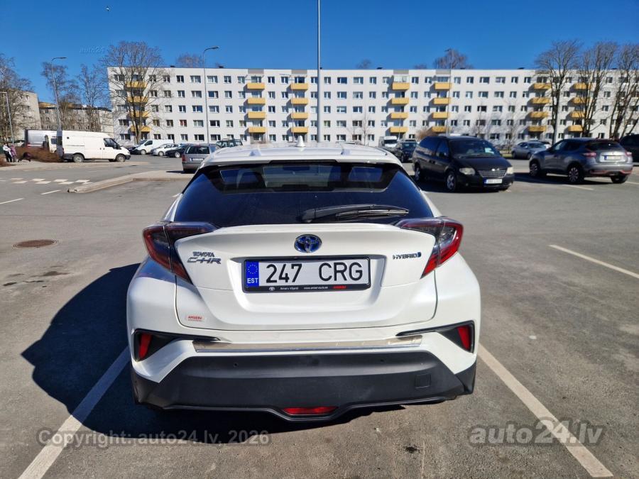 White Toyota C-HR 2019 in Tallinn, with an engine capacity of 1.80 L and mileage of 138 thousand km for 15500 €, photo 7 on AUTOMOTO.COM.LV