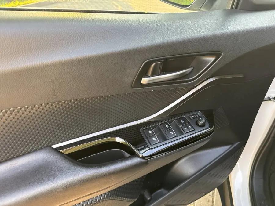 Белый Тойота C-HR 2019 в Даугавпилс, объемом двигателя 1.80 л и пробегом 175 тыс. км за 14800 €, фото 15 на AUTOMOTO.COM.LV