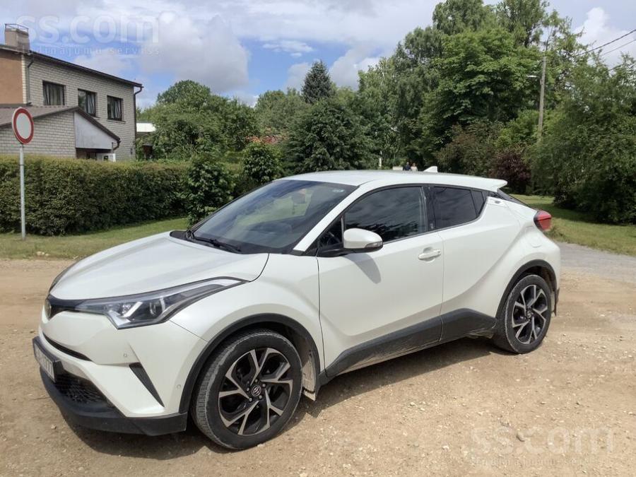 White Toyota C-HR 2019 in Riga, with an engine capacity of 1.20 L and mileage of 95 thousand km for 16300 €, photo 1 on AUTOMOTO.COM.LV