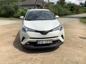 White Toyota C-HR 2019 in Riga, with an engine capacity of 1.20 L and mileage of 95 thousand km for 16300 €, photo 3 on AUTOMOTO.COM.LV