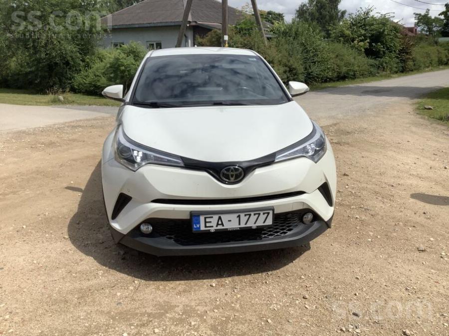 White Toyota C-HR 2019 in Riga, with an engine capacity of 1.20 L and mileage of 95 thousand km for 16300 €, photo 3 on AUTOMOTO.COM.LV