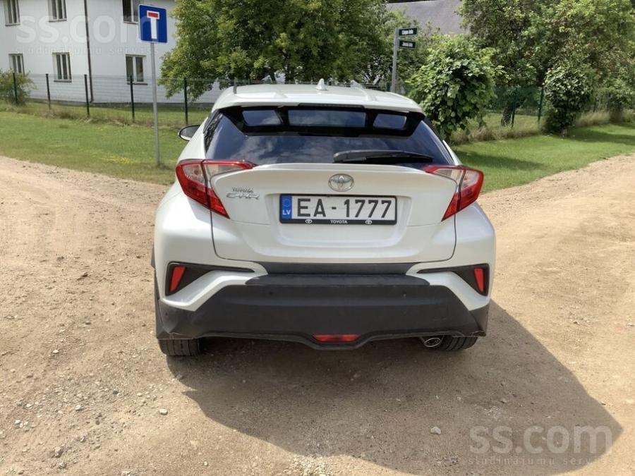 White Toyota C-HR 2019 in Riga, with an engine capacity of 1.20 L and mileage of 95 thousand km for 16300 €, photo 4 on AUTOMOTO.COM.LV
