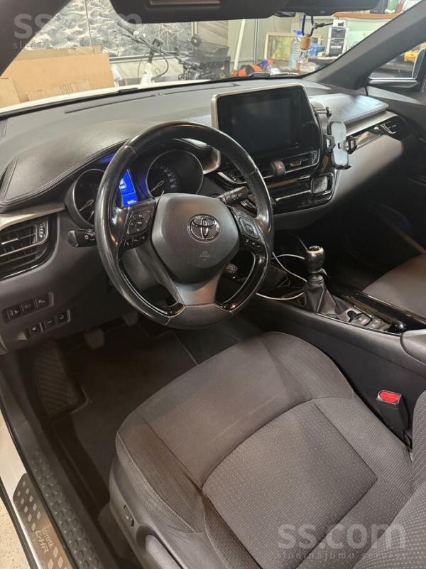 Balts Toyota C-HR 2019 Rīga, ar dzinēja tilpumu 1.20 L un nobraukumu 96 tūkst. km par 16000 €, foto 5 vietnē AUTOMOTO.COM.LV