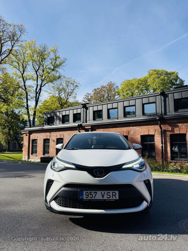 White Toyota C-HR 2020 in Tallinn, with an engine capacity of 1.80 L and mileage of 107 thousand km for 21399 €, photo 4 on AUTOMOTO.COM.LV