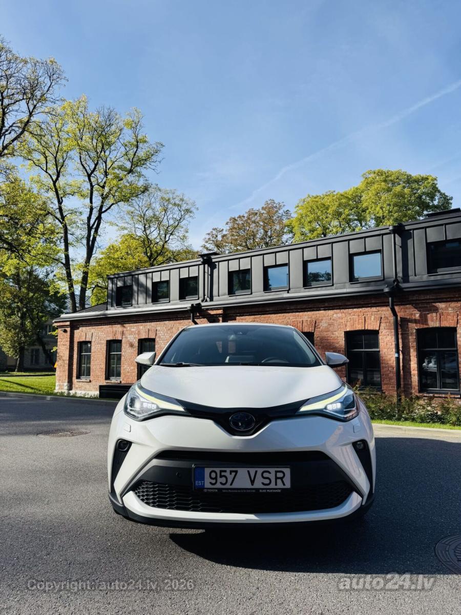 White Toyota C-HR 2020 in Tallinn, with an engine capacity of 1.80 L and mileage of 107 thousand km for 21399 €, photo 4 on AUTOMOTO.COM.LV