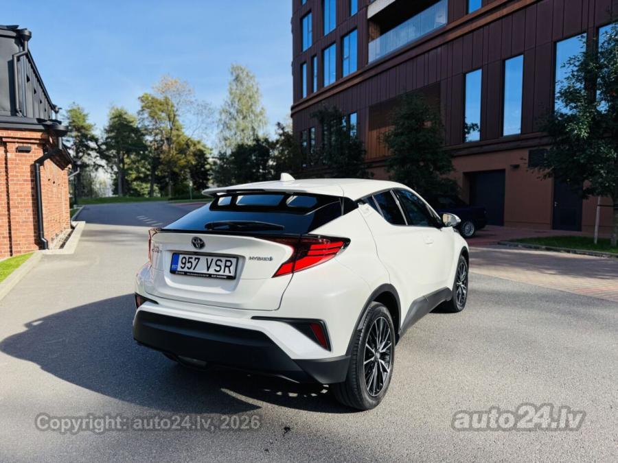 White Toyota C-HR 2020 in Tallinn, with an engine capacity of 1.80 L and mileage of 107 thousand km for 21399 €, photo 5 on AUTOMOTO.COM.LV