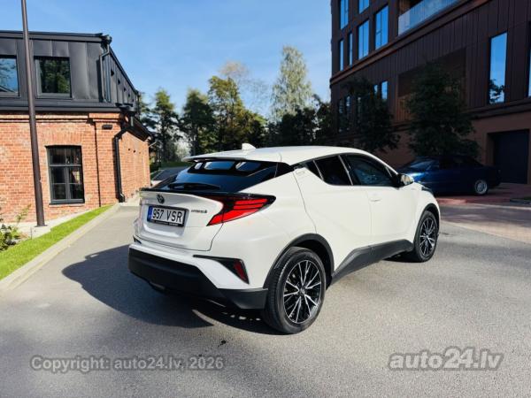 White Toyota C-HR 2020 in Tallinn, with an engine capacity of 1.80 L and mileage of 107 thousand km for 21399 €, photo 6 on AUTOMOTO.COM.LV