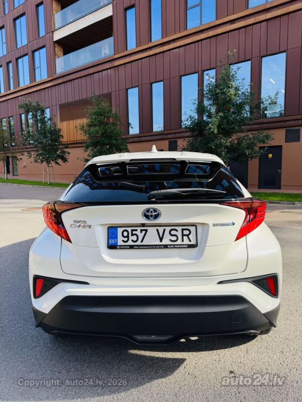 White Toyota C-HR 2020 in Tallinn, with an engine capacity of 1.80 L and mileage of 107 thousand km for 21399 €, photo 7 on AUTOMOTO.COM.LV