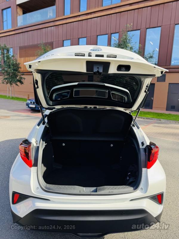 White Toyota C-HR 2020 in Tallinn, with an engine capacity of 1.80 L and mileage of 107 thousand km for 21399 €, photo 8 on AUTOMOTO.COM.LV