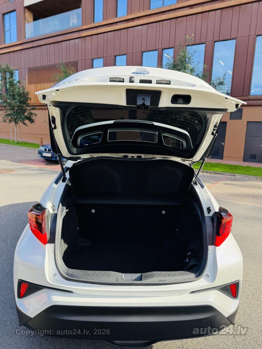 White Toyota C-HR 2020 in Tallinn, with an engine capacity of 1.80 L and mileage of 107 thousand km for 21399 €, photo 8 on AUTOMOTO.COM.LV