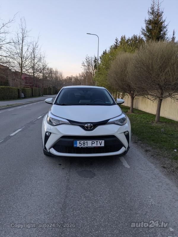 Белый Тойота C-HR 2020 в Таллин, объемом двигателя 1.20 л и пробегом 66 тыс. км за 17990 €, фото 2 на AUTOMOTO.COM.LV