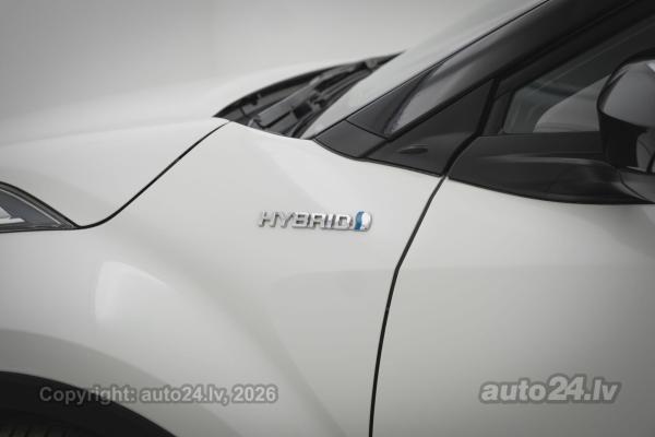 White Toyota C-HR 2020 in Tartu, with an engine capacity of 1.80 L and mileage of 81 thousand km for 19999 €, photo 7 on AUTOMOTO.COM.LV