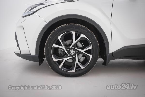 White Toyota C-HR 2020 in Tartu, with an engine capacity of 1.80 L and mileage of 81 thousand km for 19999 €, photo 8 on AUTOMOTO.COM.LV