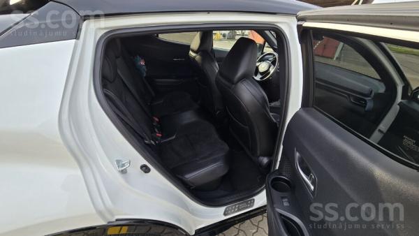 White Toyota C-HR 2020 in Riga, with an engine capacity of 2.00 L and mileage of 103 thousand km for 20300 €, photo 9 on AUTOMOTO.COM.LV