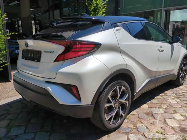 White Toyota C-HR 2020 in Daugavpils, with an engine capacity of 1.80 L and mileage of 94 thousand km for 21850 €, photo 2 on AUTOMOTO.COM.LV
