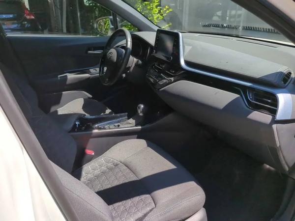 White Toyota C-HR 2020 in Daugavpils, with an engine capacity of 1.80 L and mileage of 94 thousand km for 21850 €, photo 10 on AUTOMOTO.COM.LV