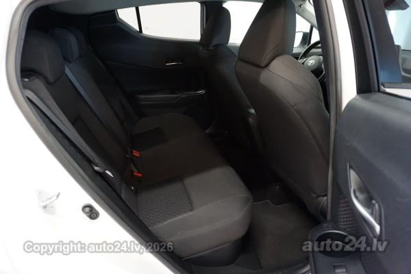 White Toyota C-HR 2020 in Tartu, with an engine capacity of 1.80 L and mileage of 100 thousand km for 18490 €, photo 7 on AUTOMOTO.COM.LV