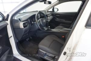 Белый Тойота C-HR 2020 в Тарту, объемом двигателя 1.80 л и пробегом 100 тыс. км за 18490 €, фото 12 на AUTOMOTO.COM.LV