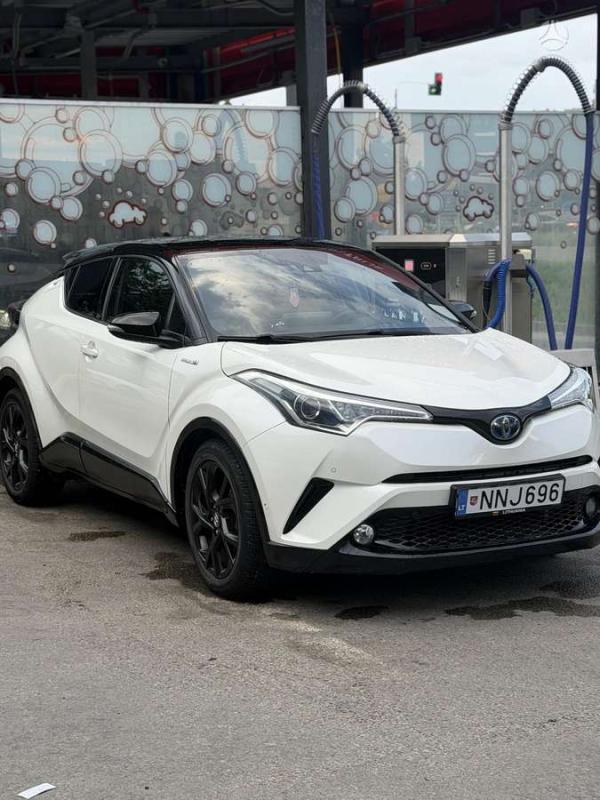 Белый Тойота C-HR 2020 в Вильнюс, объемом двигателя 1.80 л и пробегом 55 тыс. км за 18500 €, фото 2 на AUTOMOTO.COM.LV