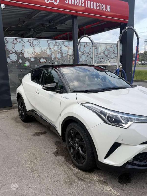 Белый Тойота C-HR 2020 в Вильнюс, объемом двигателя 1.80 л и пробегом 55 тыс. км за 18500 €, фото 3 на AUTOMOTO.COM.LV