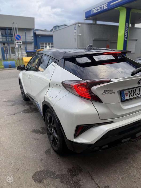 Белый Тойота C-HR 2020 в Вильнюс, объемом двигателя 1.80 л и пробегом 55 тыс. км за 18500 €, фото 5 на AUTOMOTO.COM.LV