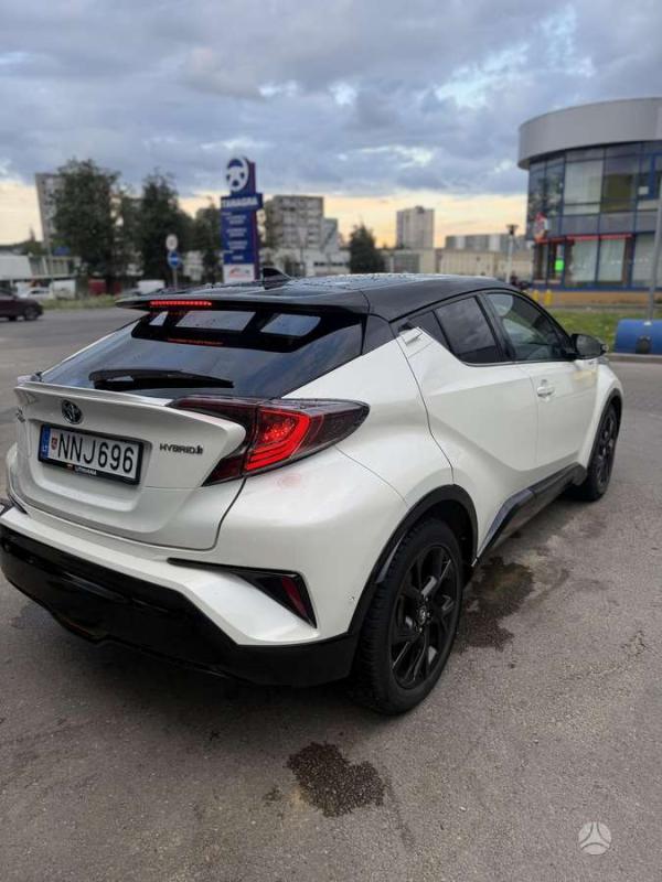 Белый Тойота C-HR 2020 в Вильнюс, объемом двигателя 1.80 л и пробегом 55 тыс. км за 18500 €, фото 7 на AUTOMOTO.COM.LV