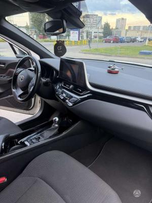 Белый Тойота C-HR 2020 в Вильнюс, объемом двигателя 1.80 л и пробегом 55 тыс. км за 18500 €, фото 11 на AUTOMOTO.COM.LV