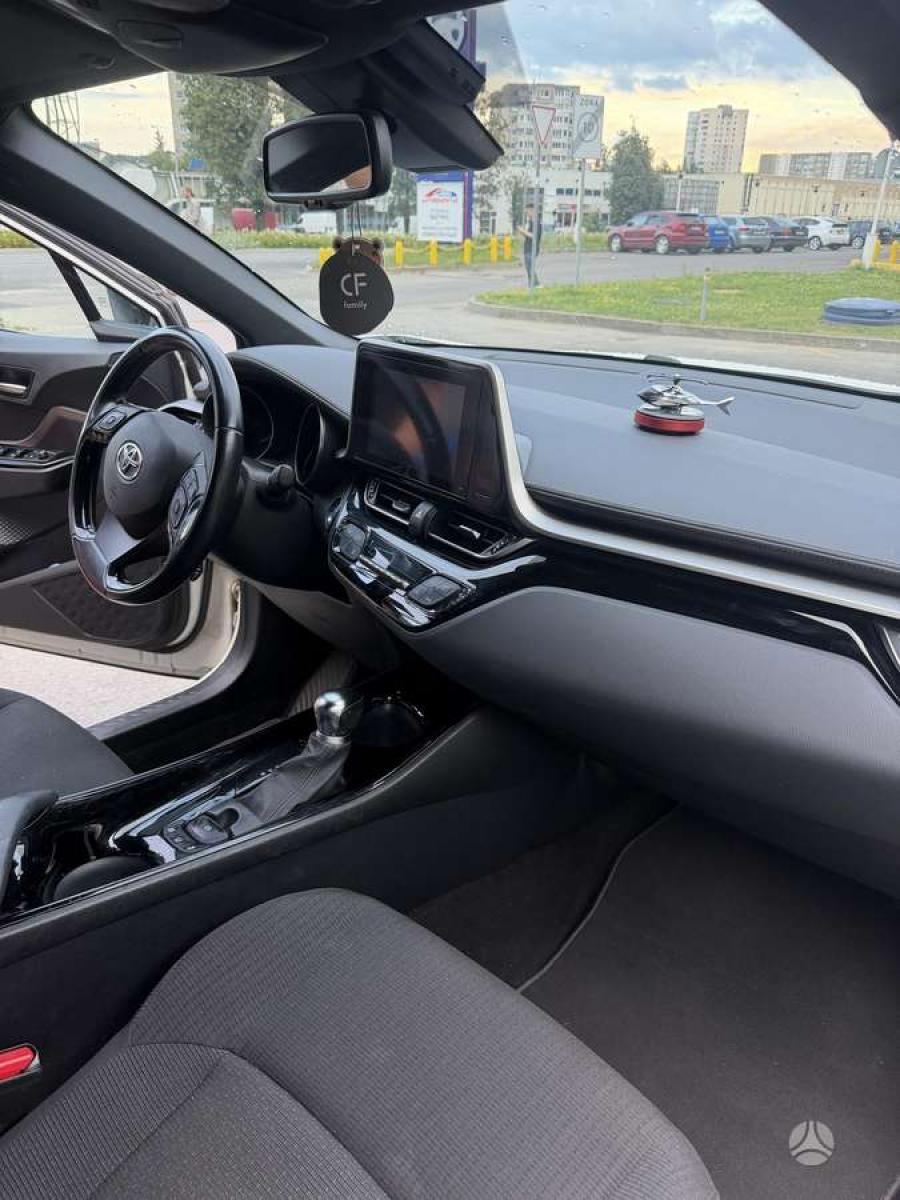 Белый Тойота C-HR 2020 в Вильнюс, объемом двигателя 1.80 л и пробегом 55 тыс. км за 18500 €, фото 11 на AUTOMOTO.COM.LV