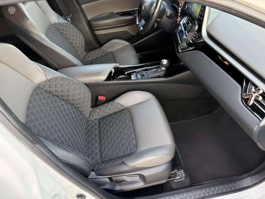 Balts Toyota C-HR 2020 Šauļi, ar dzinēja tilpumu 1.99 L un nobraukumu 74 tūkst. km par 22150 €, foto 13 vietnē AUTOMOTO.COM.LV