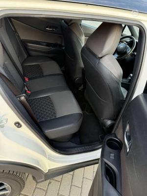 Balts Toyota C-HR 2020 Šauļi, ar dzinēja tilpumu 1.99 L un nobraukumu 74 tūkst. km par 22150 €, foto 15 vietnē AUTOMOTO.COM.LV