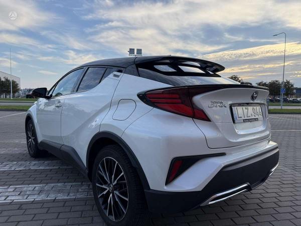 Toyota C-HR 2020 Šauļi vietnē Balts Toyota C-HR 2020 Šauļi, ar dzinēja tilpumu 1.99 L un nobraukumu 74 tūkst. km par 22150 €, foto 3 vietnē AUTOMOTO.COM.LV
