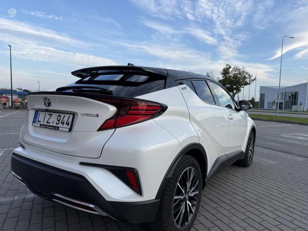 Toyota C-HR 2020 Šauļi vietnē Balts Toyota C-HR 2020 Šauļi, ar dzinēja tilpumu 1.99 L un nobraukumu 74 tūkst. km par 22150 €, foto 4 vietnē AUTOMOTO.COM.LV
