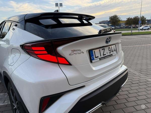 Toyota C-HR 2020 Šauļi vietnē Balts Toyota C-HR 2020 Šauļi, ar dzinēja tilpumu 1.99 L un nobraukumu 74 tūkst. km par 22150 €, foto 7 vietnē AUTOMOTO.COM.LV