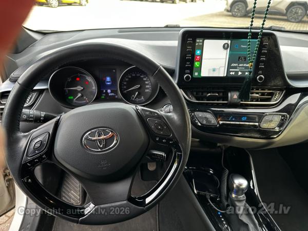 Белый Тойота C-HR 2021 в Таллин, объемом двигателя 1.80 л и пробегом 36 тыс. км за 22900 €, фото 4 на AUTOMOTO.COM.LV