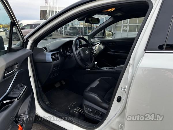 Белый Тойота C-HR 2021 в Таллин, объемом двигателя 1.80 л и пробегом 36 тыс. км за 22900 €, фото 5 на AUTOMOTO.COM.LV